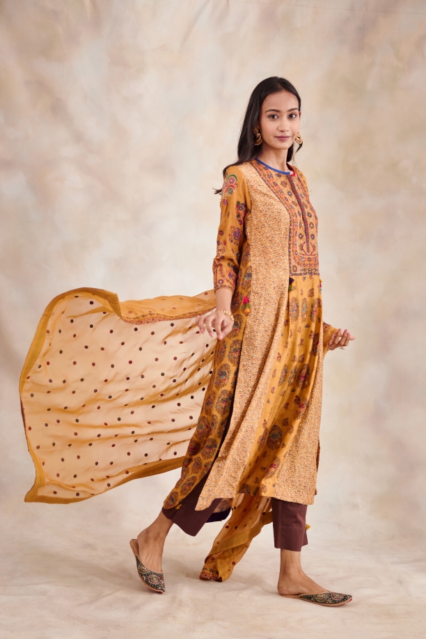Suits for women |Shop latest collection of trendy suits at Frontier Raas