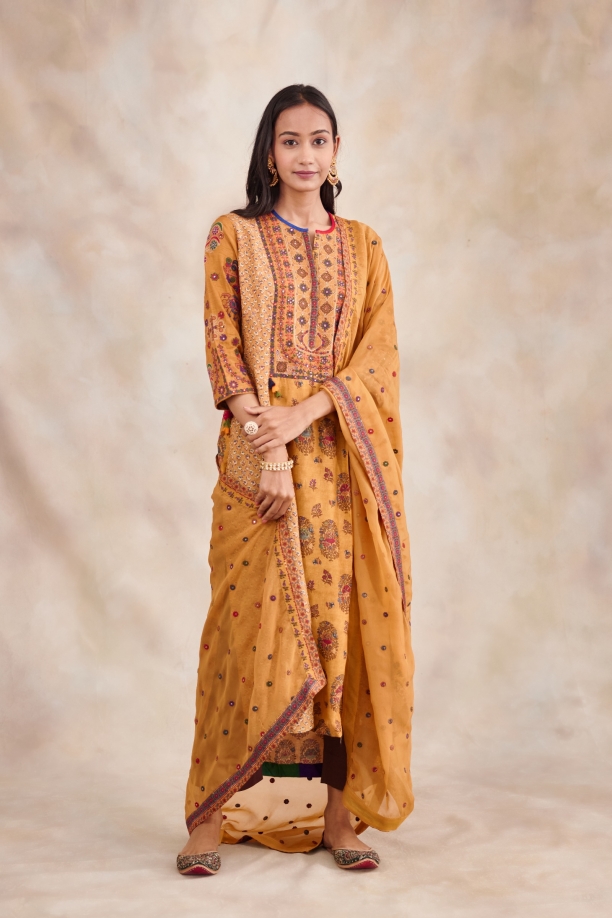 Suits for women |Shop latest collection of trendy suits at Frontier Raas